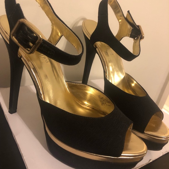 Cosmopolitan | Shoes | Black And Gold Shiny Platform Heels | Poshmark